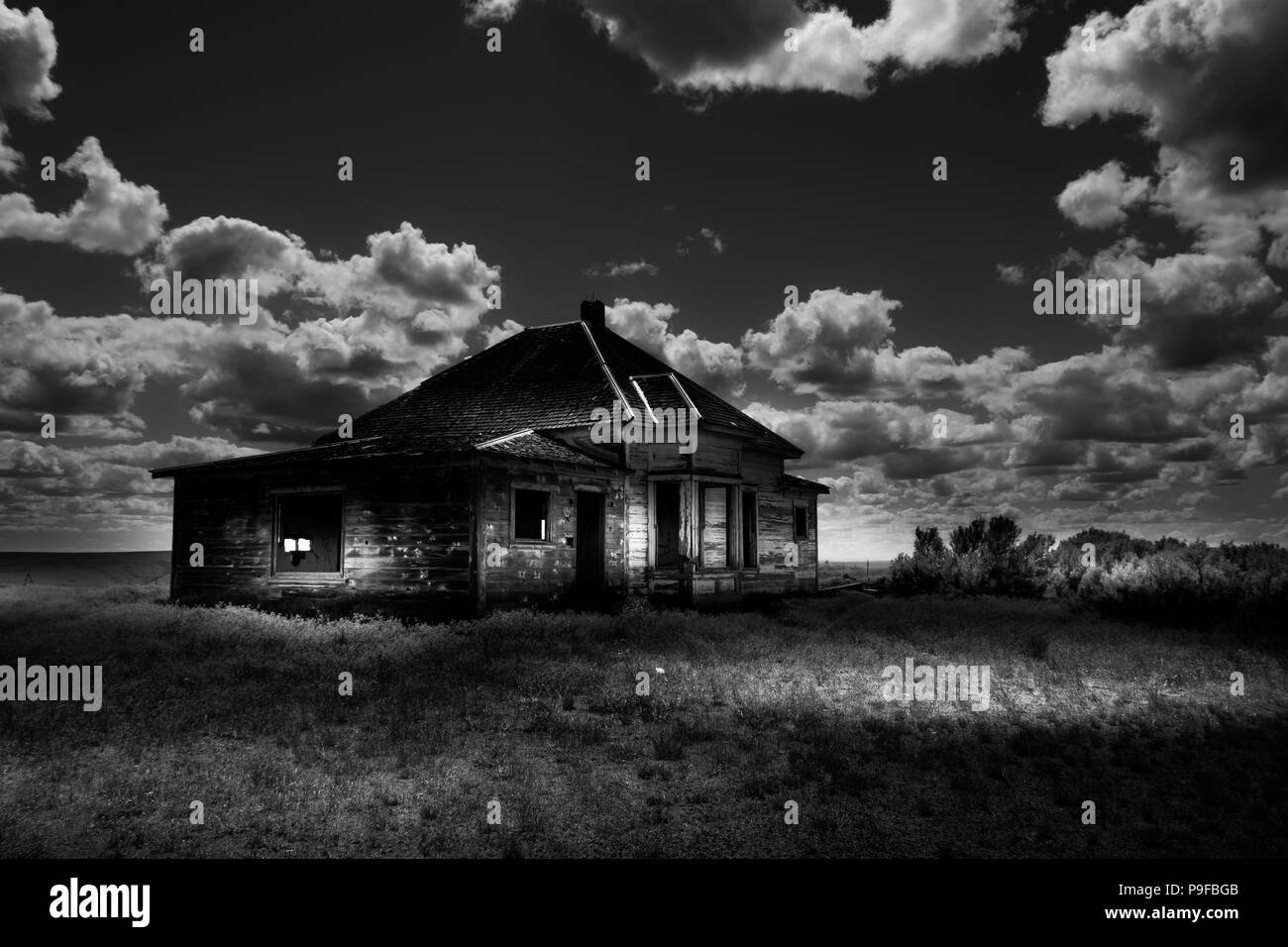 Rundown house exterior hi-res stock photography and images - Alamy