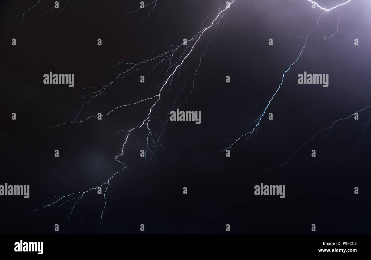 Lightning bolts hi-res stock photography and images - Alamy