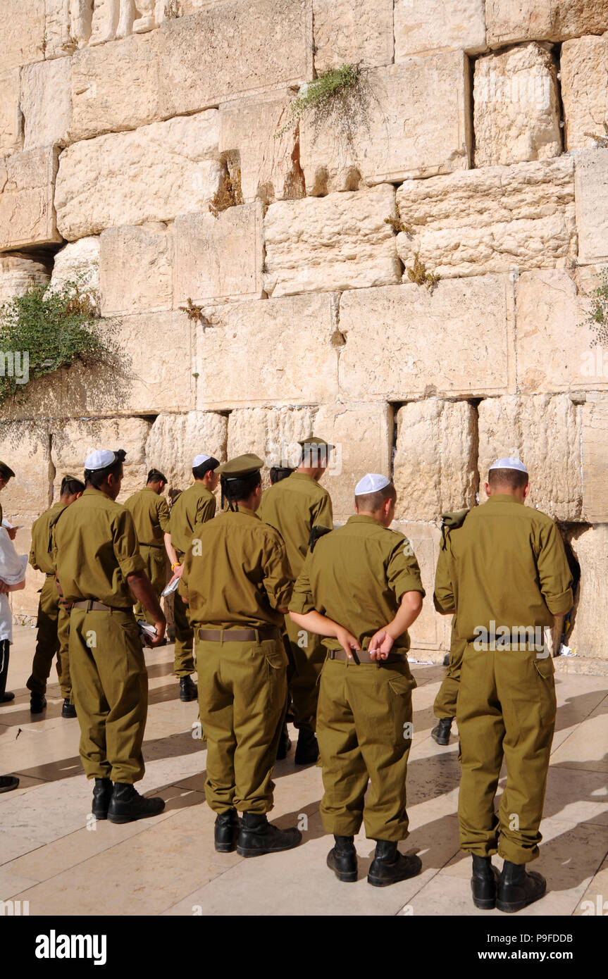 Israeli soldier praying western wall hi-res stock photography and ...