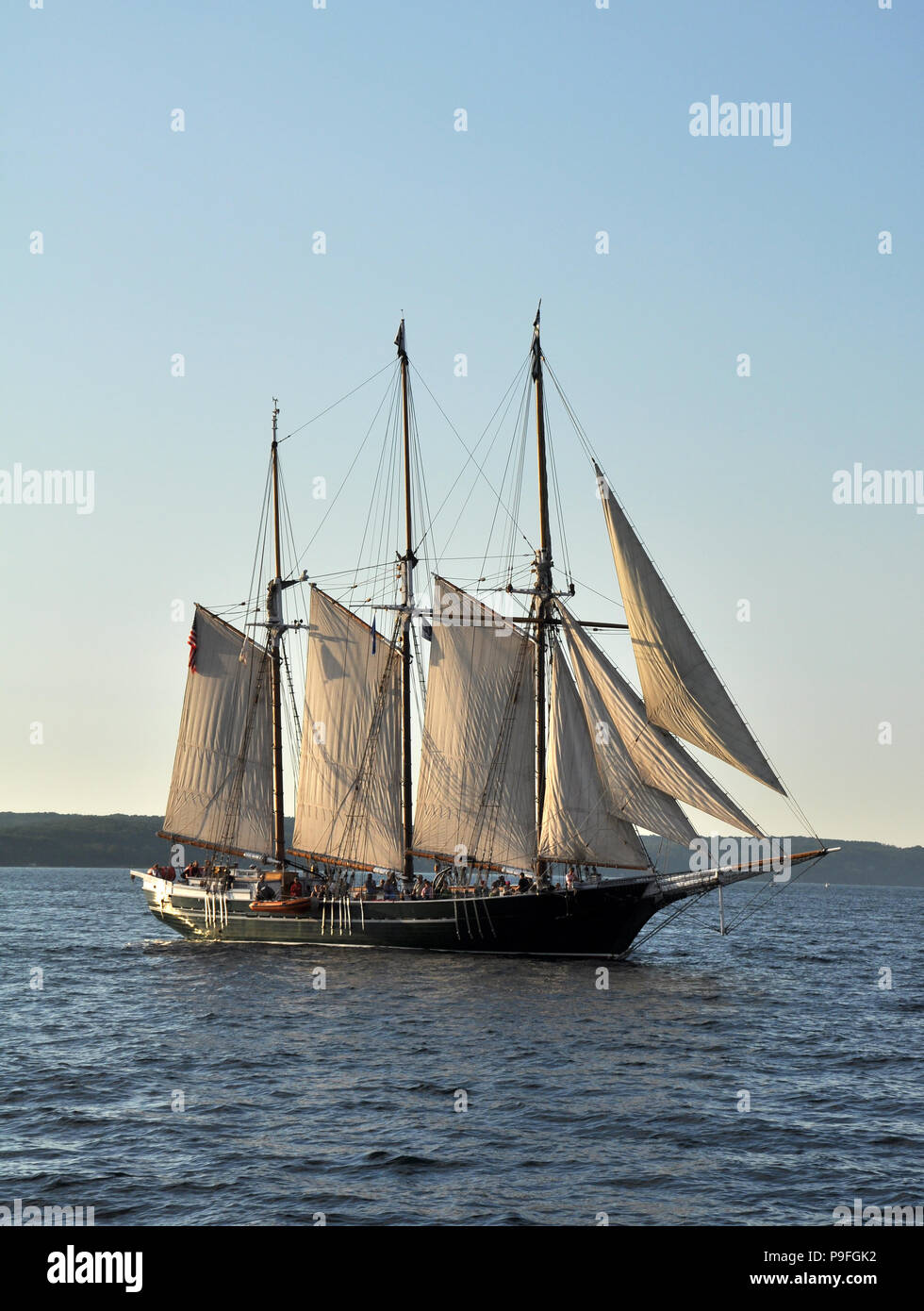 Three masted sailing ship hi-res stock photography and images - Alamy