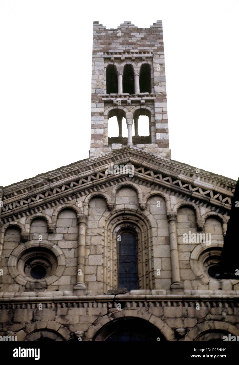 DETALLE DE LA FACHADA DE LA TORRE DE LA CATEDRAL DE SANTA MARIA ...