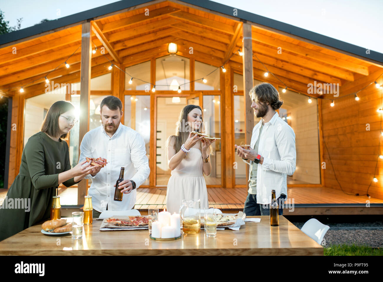 Friends eating pizza house hi-res stock photography and images - Alamy
