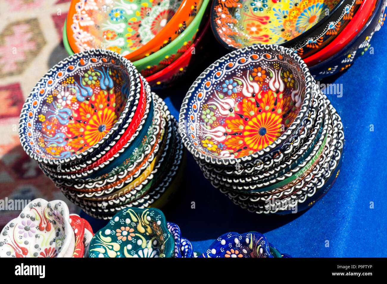 Traditional Turkish ceramic plates in bazaar Stock Photo - Alamy