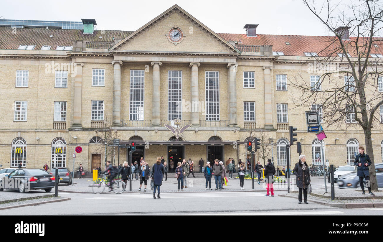 People cars historic train station hi-res stock photography and images ...
