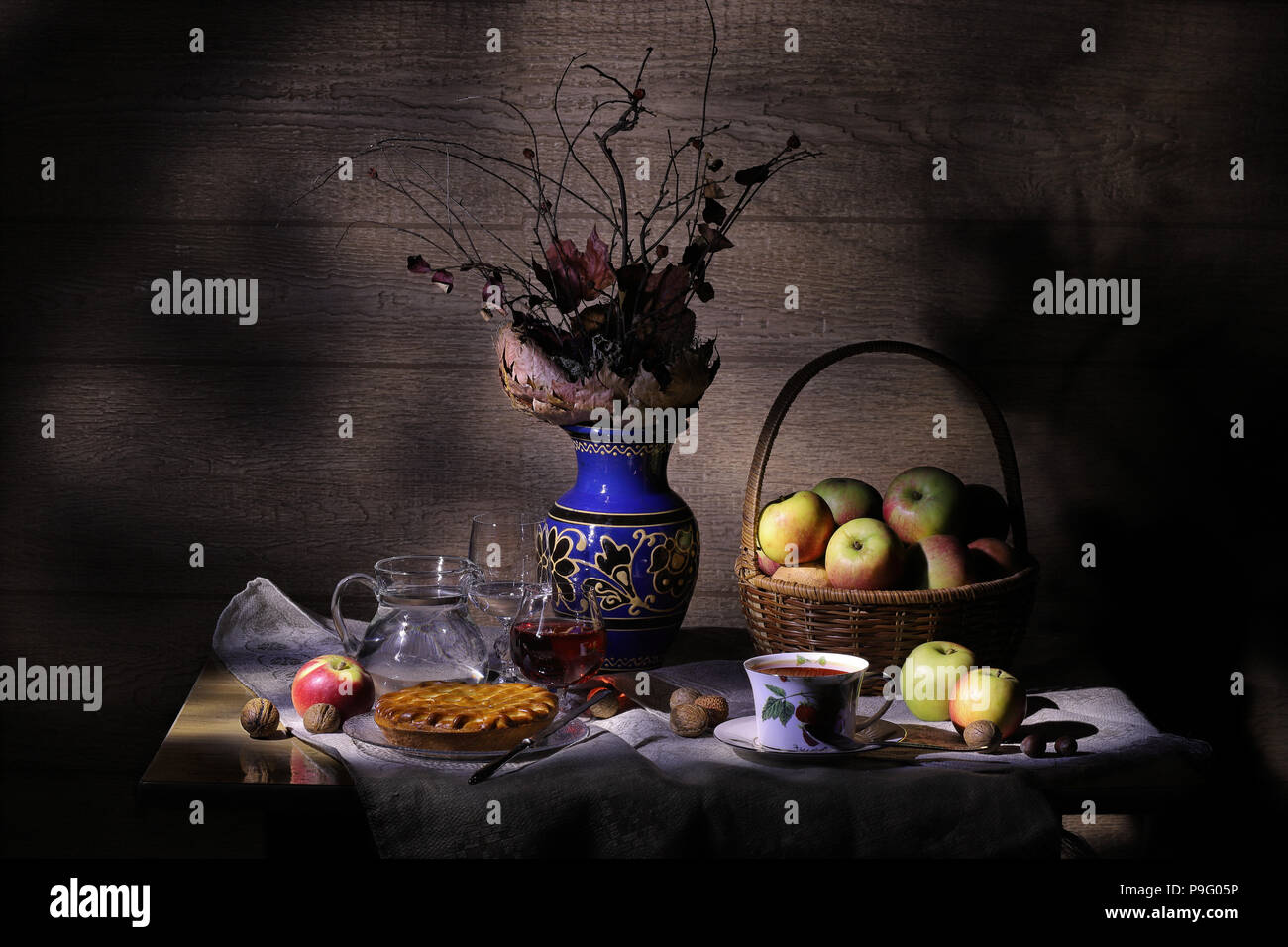 Vase with apples hi-res stock photography and images - Alamy