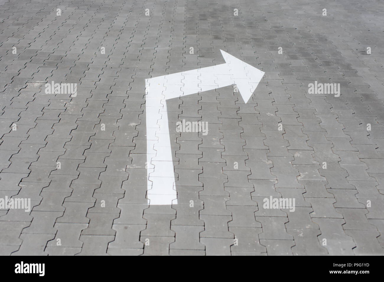 Arrow tile hi-res stock photography and images - Alamy