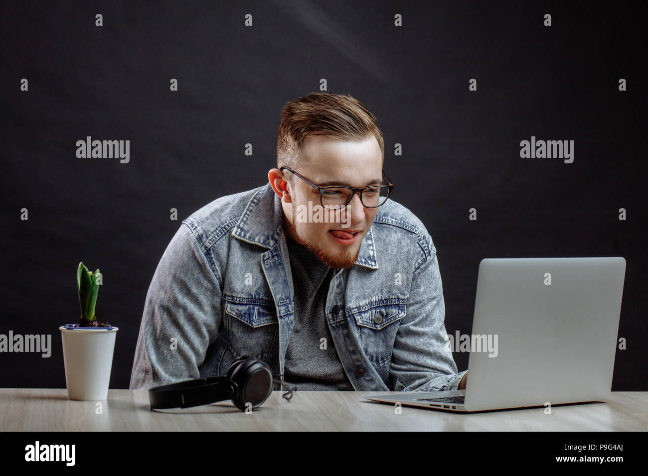 Smacking hi-res stock photography and images - Alamy
