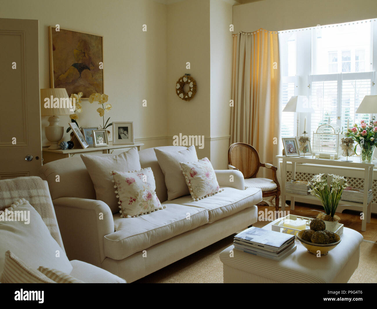 Cream sofa in traditional living room Stock Photo - Alamy