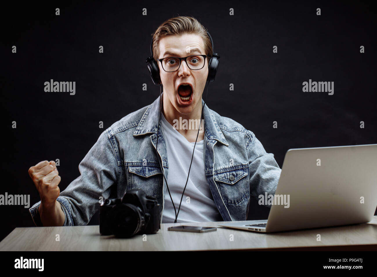 Defeated office worker hi-res stock photography and images - Alamy