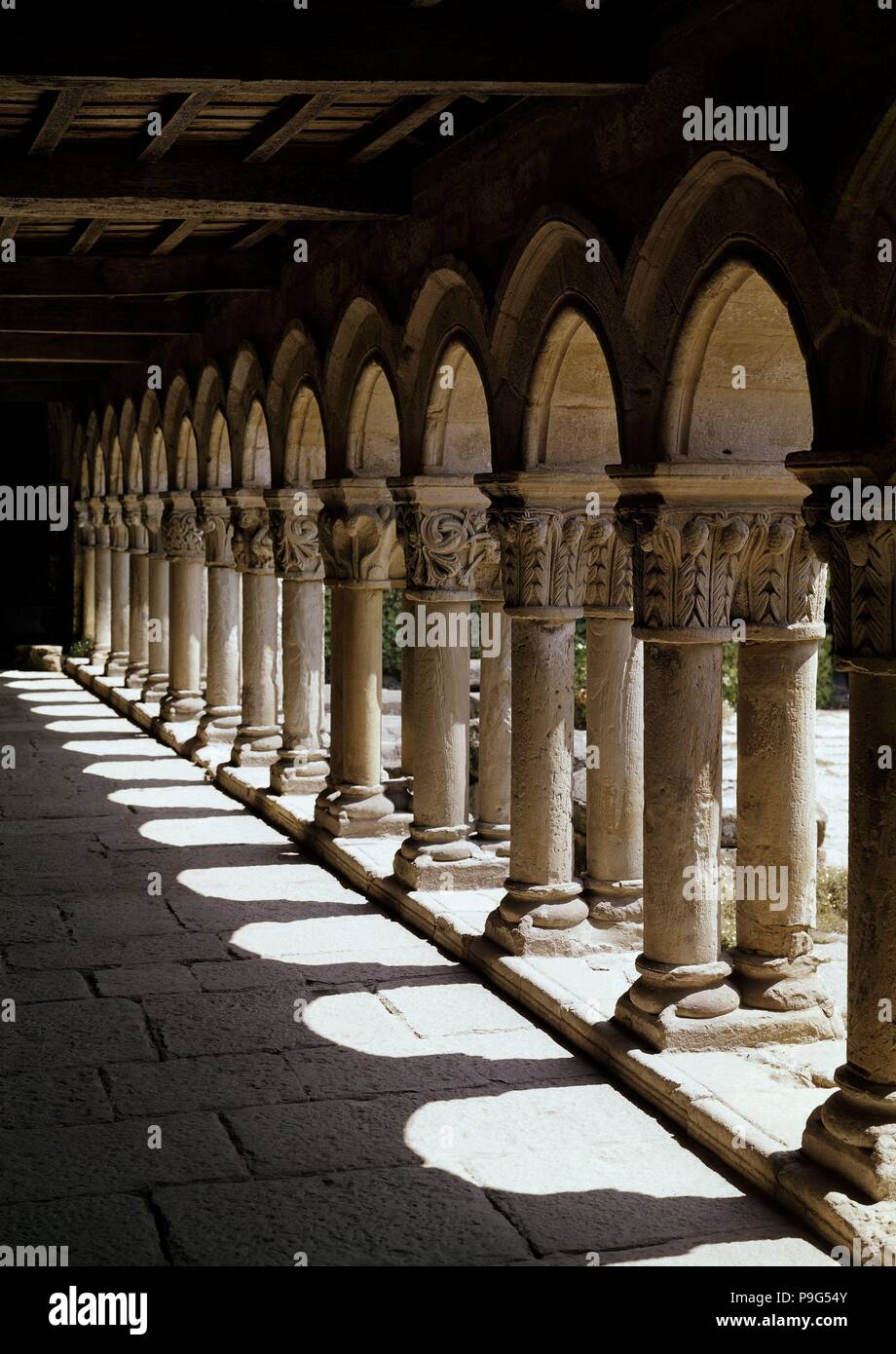 CLAUSTRO ROMANICO DEL SIGLO XII. Location: COLEGIATA, SANTILLANA DEL ...