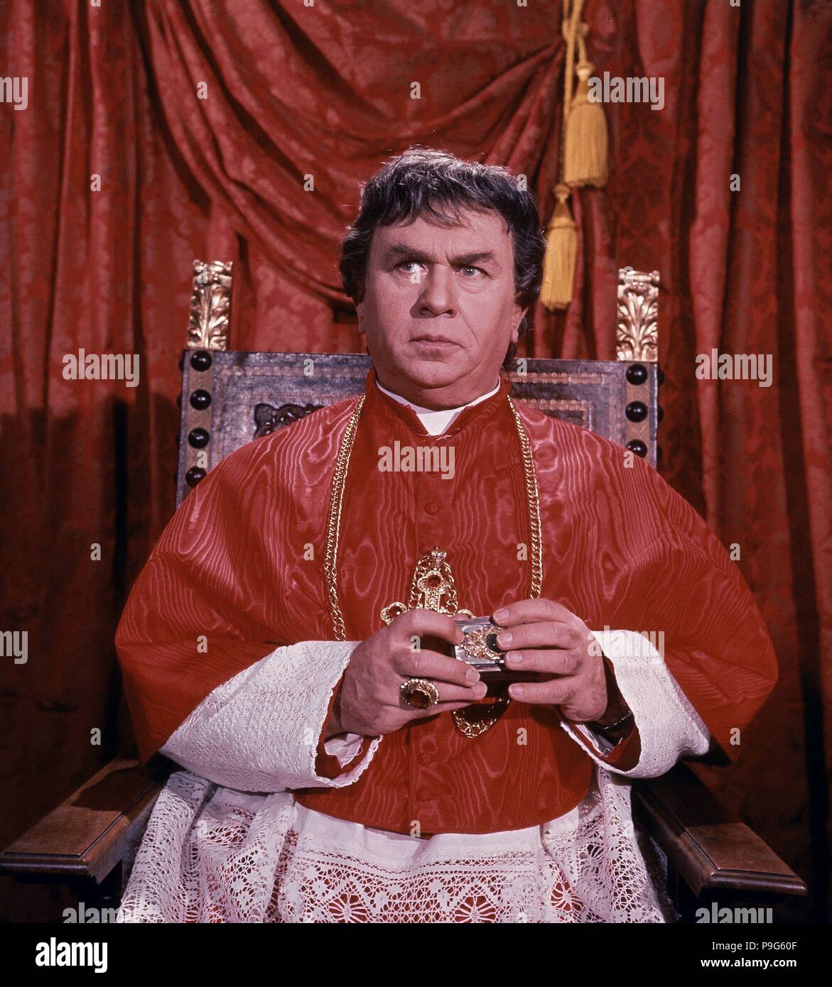 GINO CERVI ACTOR ITALIANO REPRESENTANDO AL CARDENAL LAMBERTINI Stock ...