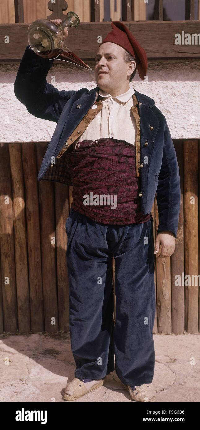 TRAJE REGIONAL DE PAYES (GERONA). Location: MUSEO DE ARTE POPULAR ...