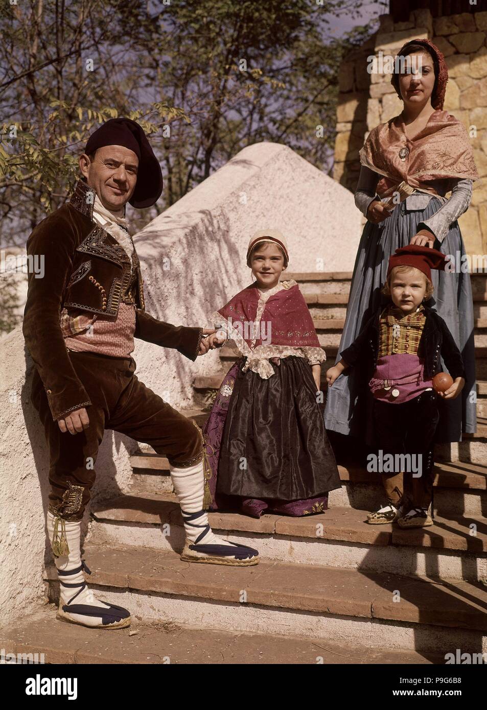 TRAJE REGIONAL CATALAN DE PAYES. Location: MUSEO DE ARTE POPULAR ...