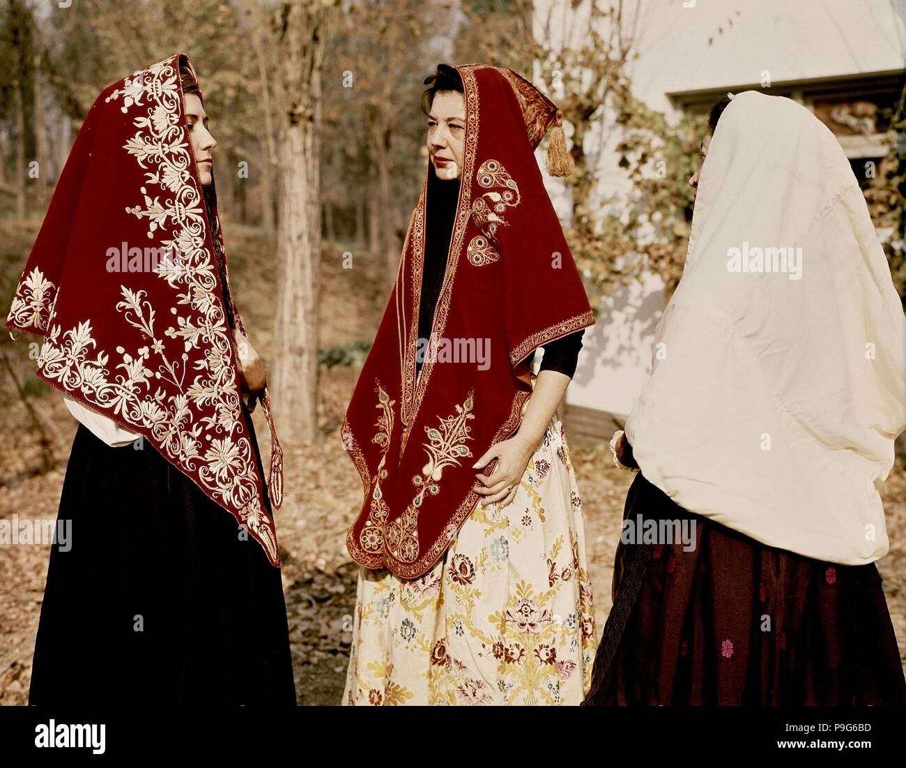 TRAJE REGIONAL CATALAN -TIPOS DE CAPUCHAS Y MANTILLA. Location: MUSEO ...
