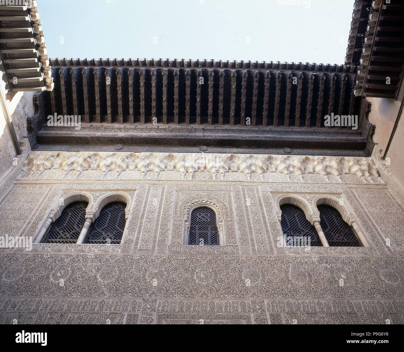 DETALLE DE LA FACHADA DEL PALACIO DE COMARES - PATIO DEL CUARTO DORADO ...