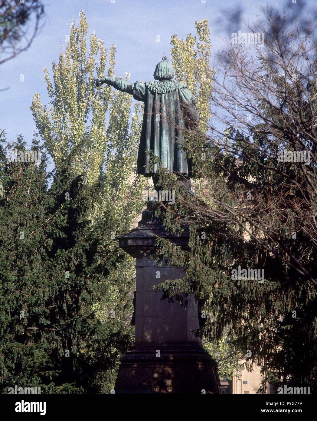 ESCULTURA DE CRISTOBAL COLON VISTA DE ESPALDAS -. Location: EXTERIOR ...
