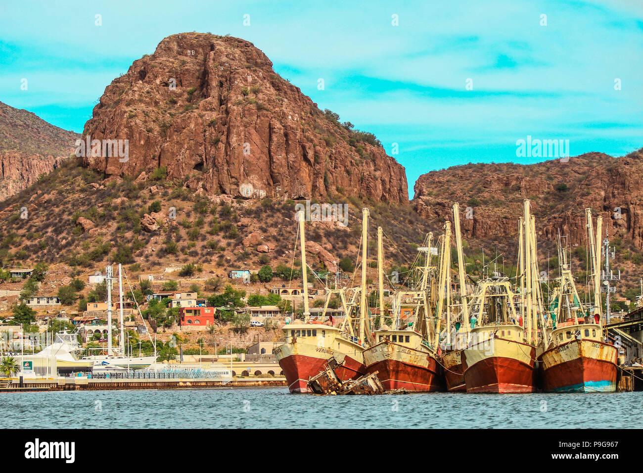 Barcos del puerto azul hi-res stock photography and images - Alamy
