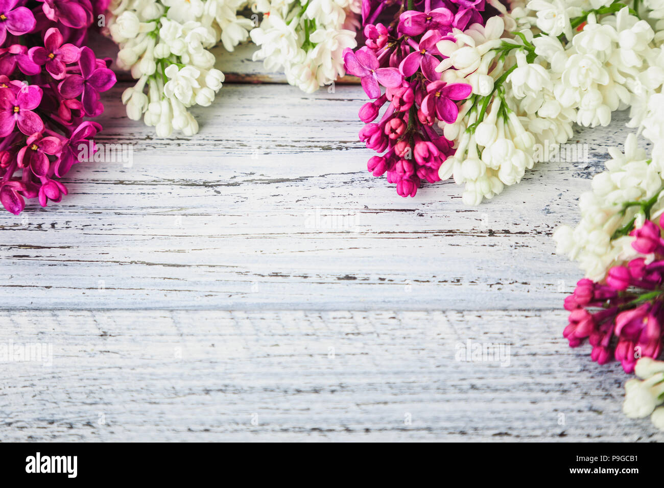 Fresh lilac flowers on the wooden vintage background Stock Photo - Alamy