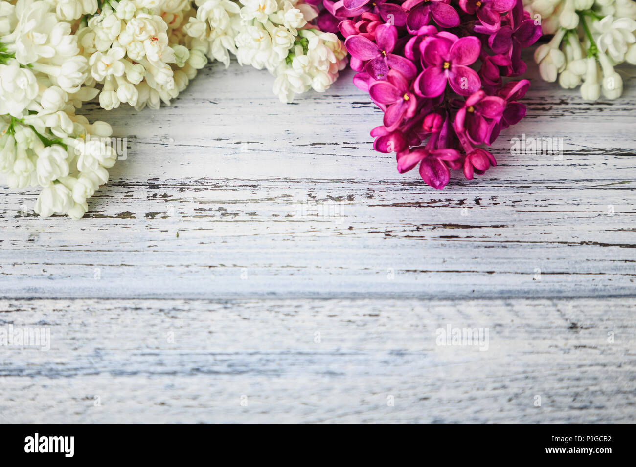 Fresh lilac flowers on the wooden vintage background Stock Photo - Alamy