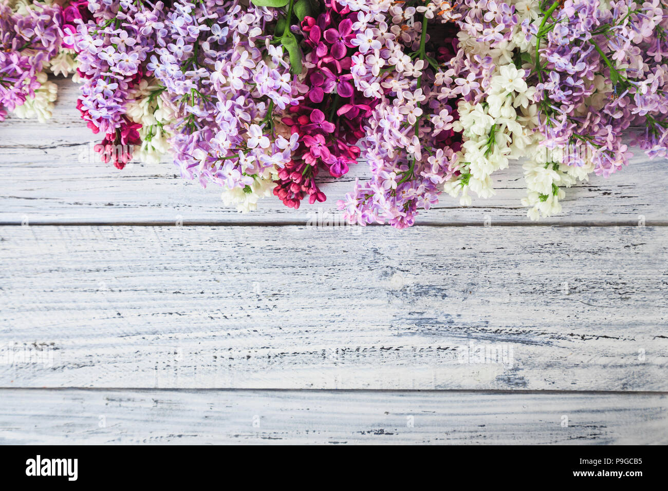 Fresh lilac flowers on the wooden vintage background Stock Photo - Alamy