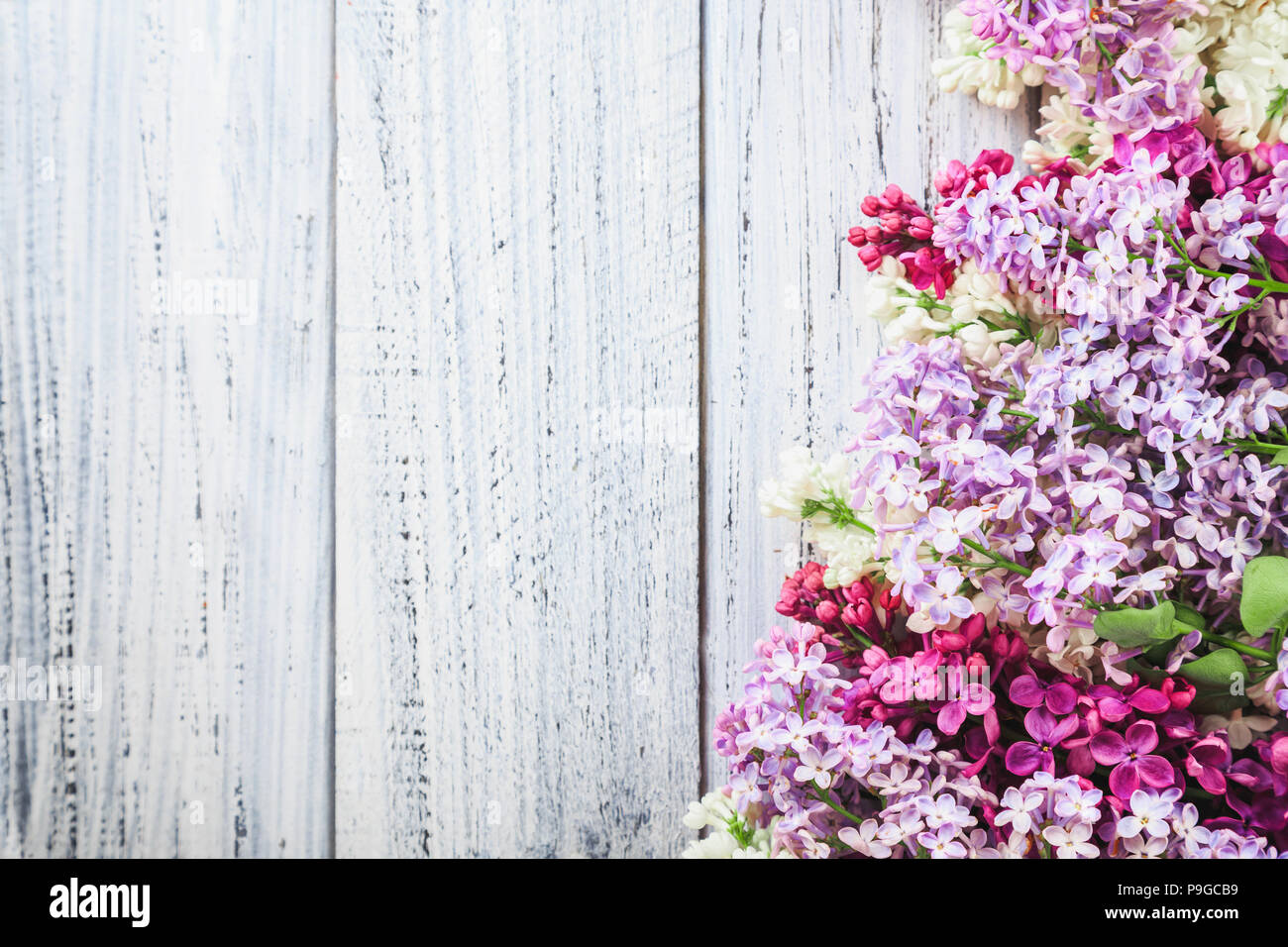 Fresh lilac flowers on the wooden vintage background Stock Photo - Alamy
