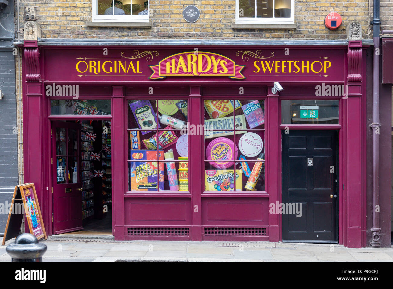Uk england london candy shop hi-res stock photography and images - Alamy