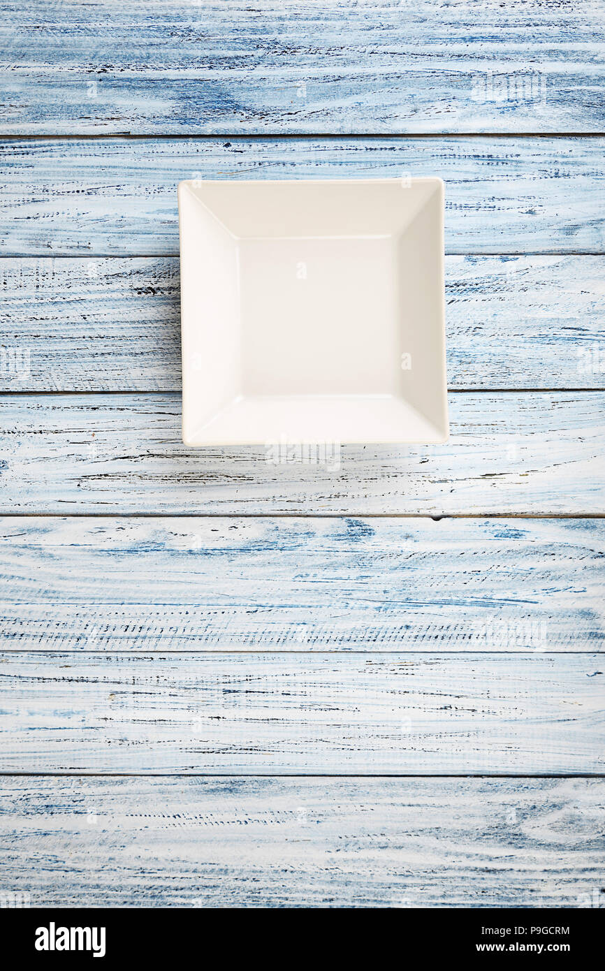empty square plate on a wooden background Stock Photo - Alamy