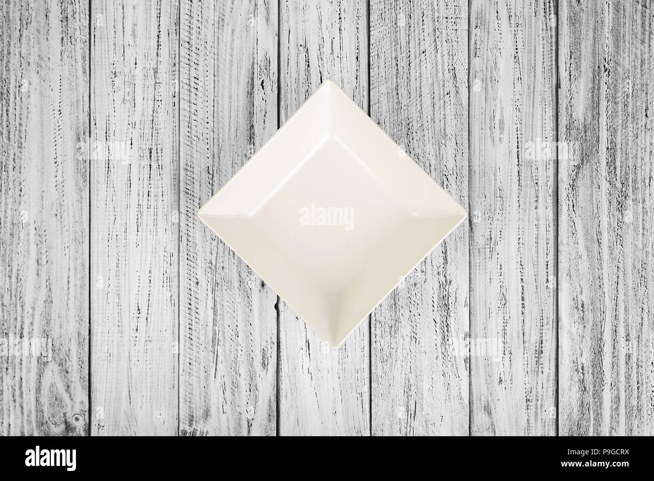 empty square plate on a wooden background Stock Photo - Alamy