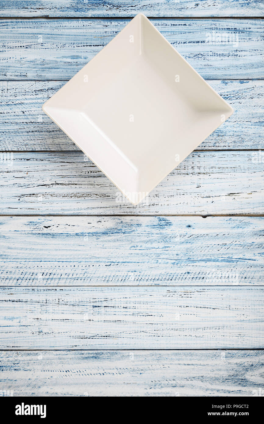 empty square plate on a wooden background Stock Photo - Alamy