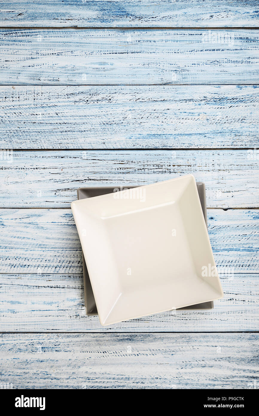 empty square plate on a wooden background Stock Photo - Alamy