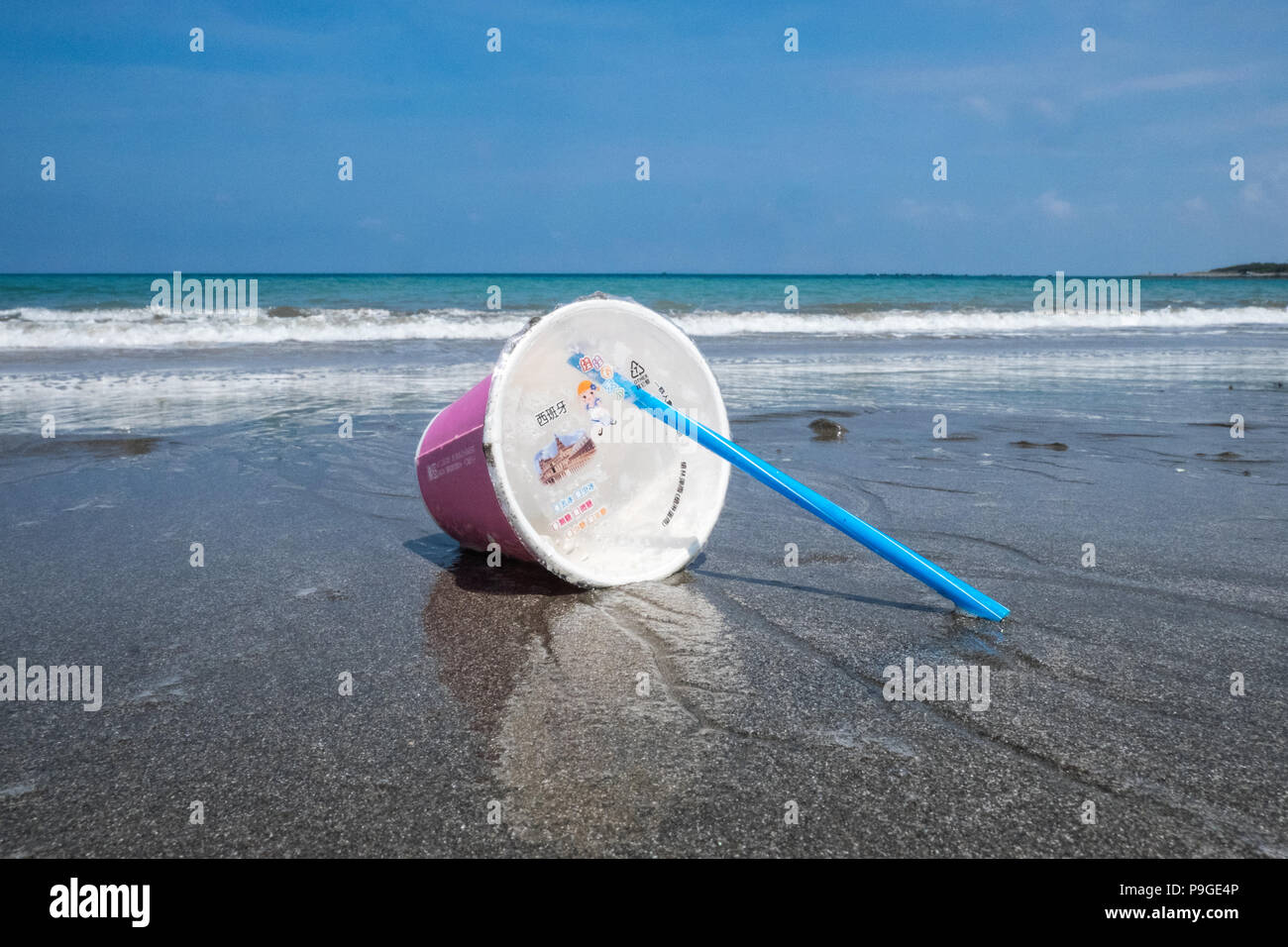 Smiley face on beach hi-res stock photography and images - Alamy