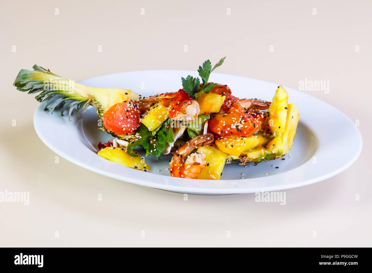 Pineapple with seafood and vegetables Stock Photo - Alamy