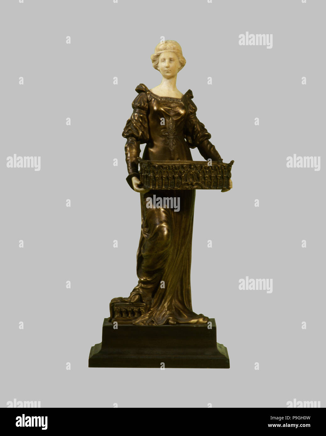 Seated female figure hi-res stock photography and images - Alamy