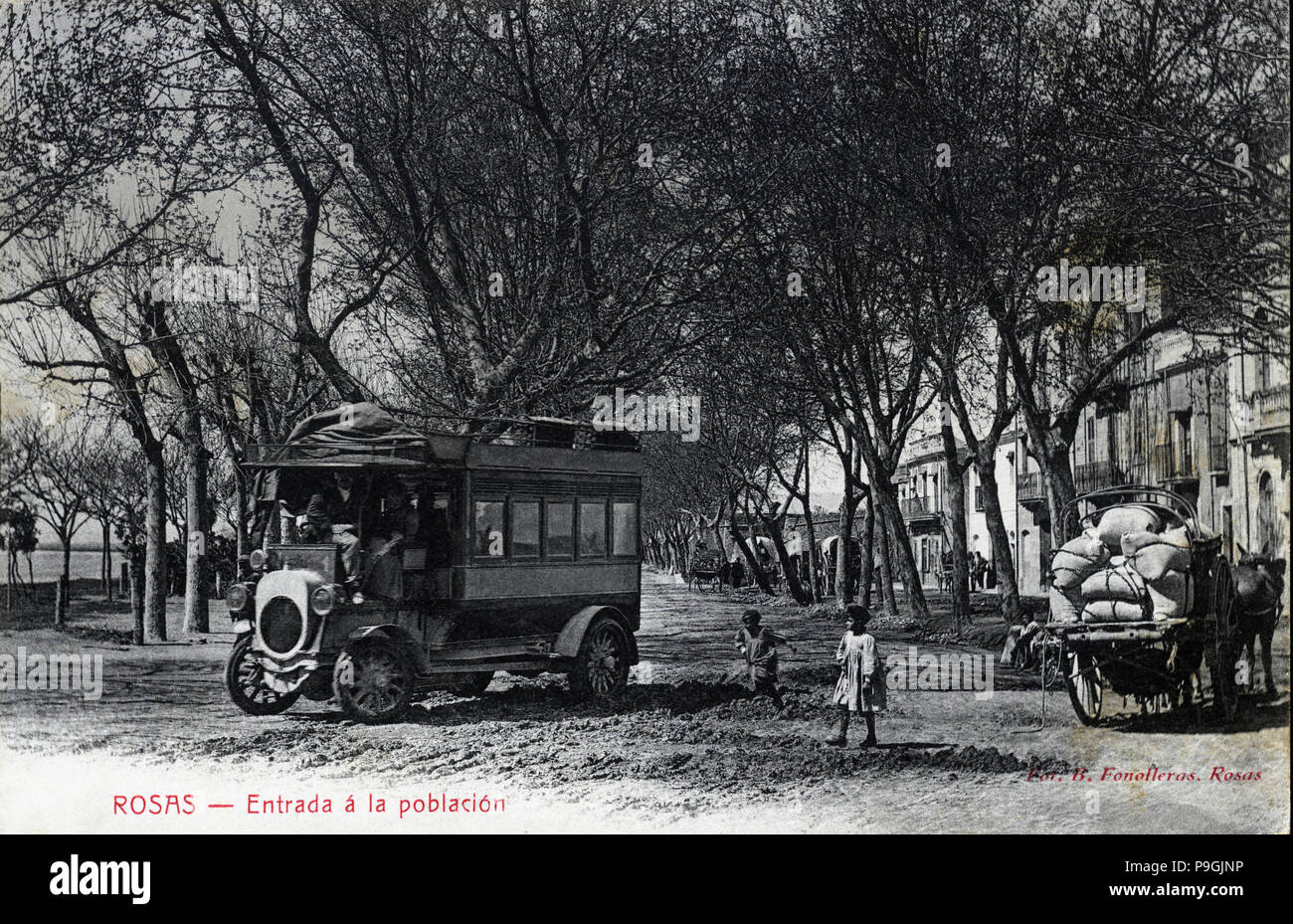 Bus passengers arriving in the town of Roses (Alt Empordà), postcard ...