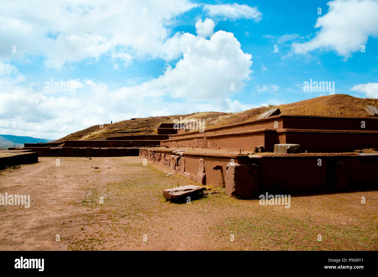 Akapana pyramid tiwanaku bolivia hi-res stock photography and images ...