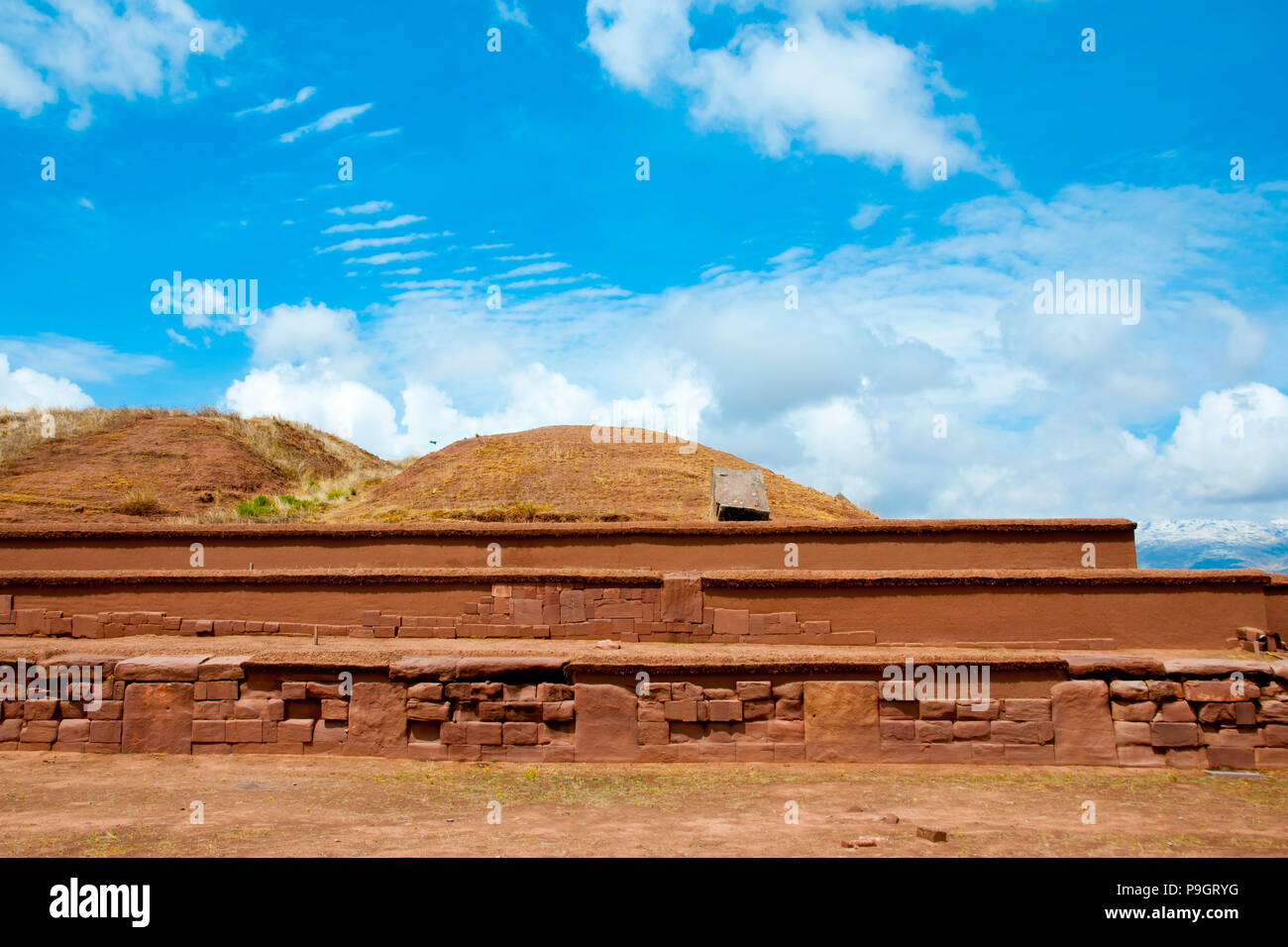 Akapana pyramid tiwanaku bolivia hi-res stock photography and images ...