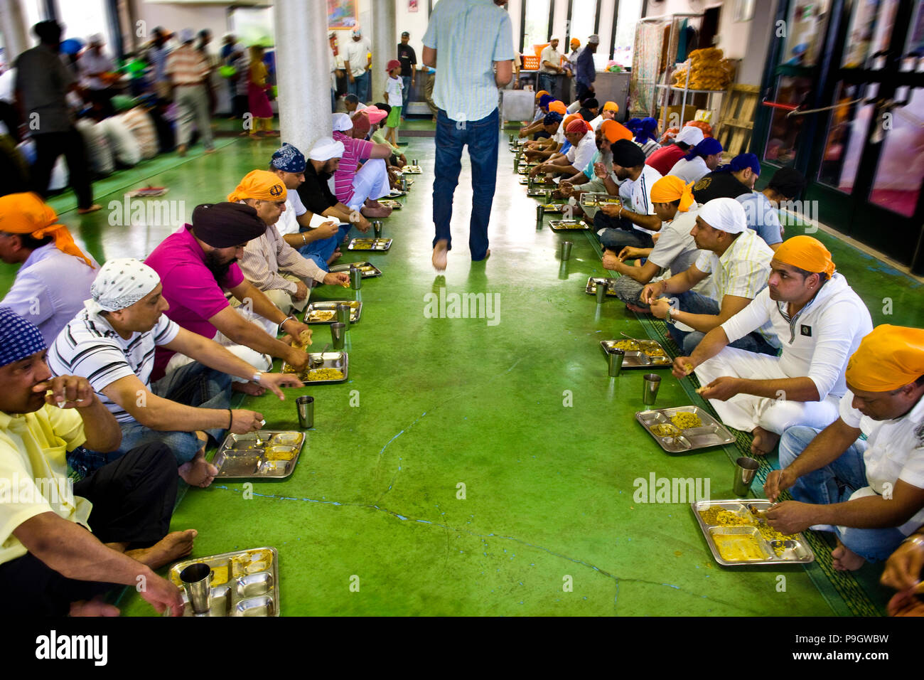 Food at the gurdwara hi-res stock photography and images - Alamy