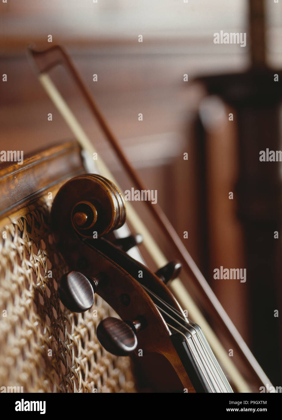 Close-up of a violin Stock Photo - Alamy