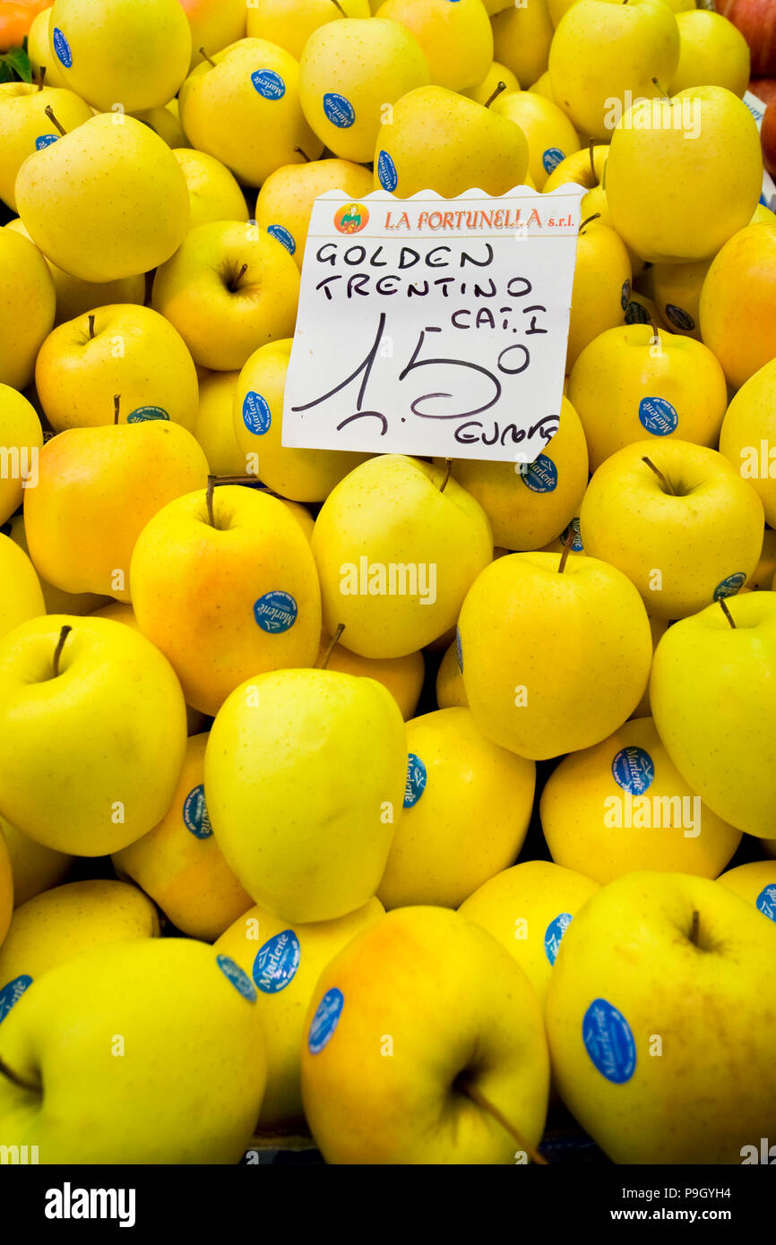 Apples,Fruits and vegetable market Stock Photo - Alamy