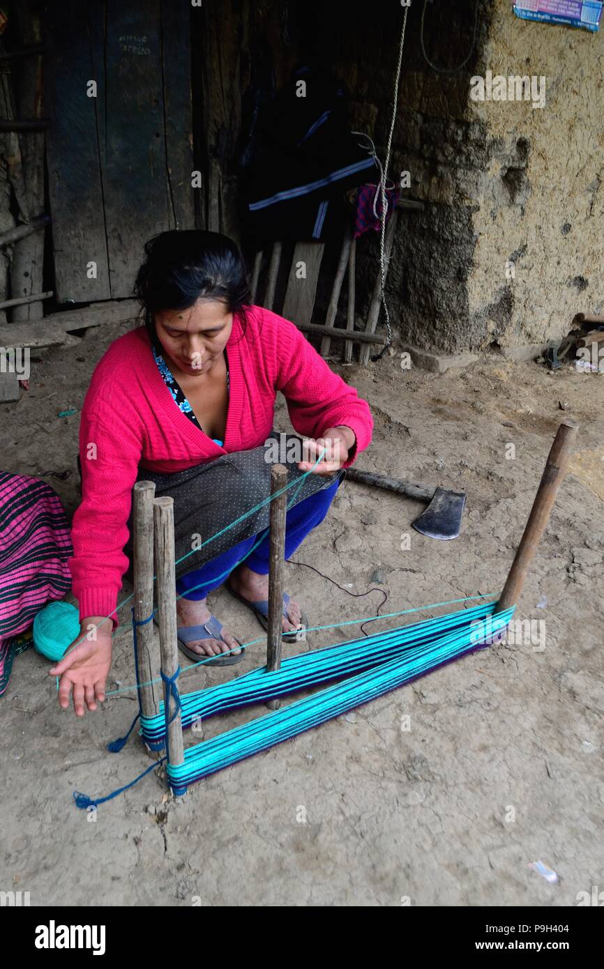 Making poncho - Hand loom in SALALA " Las Huaringas " - HUANCABAMBA ...