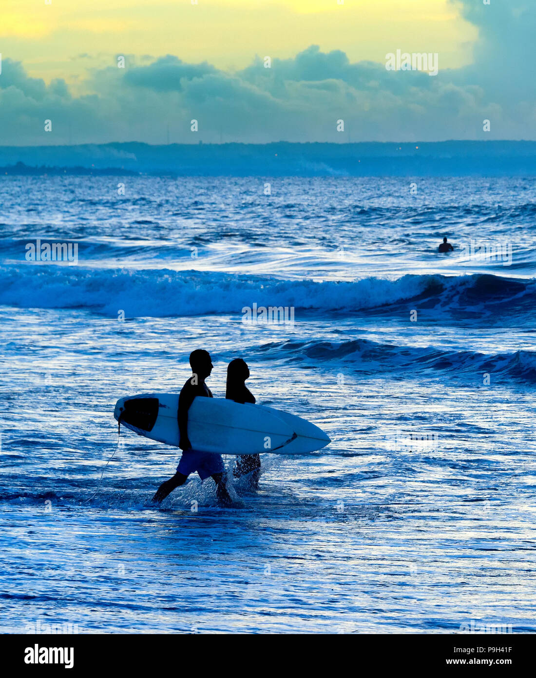 Couple sea surfboard hi-res stock photography and images - Alamy