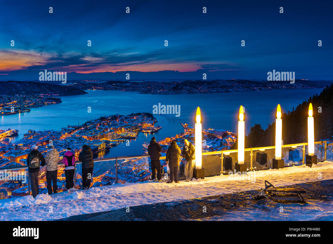 Vinternatt i Bergen Stock Photo - Alamy