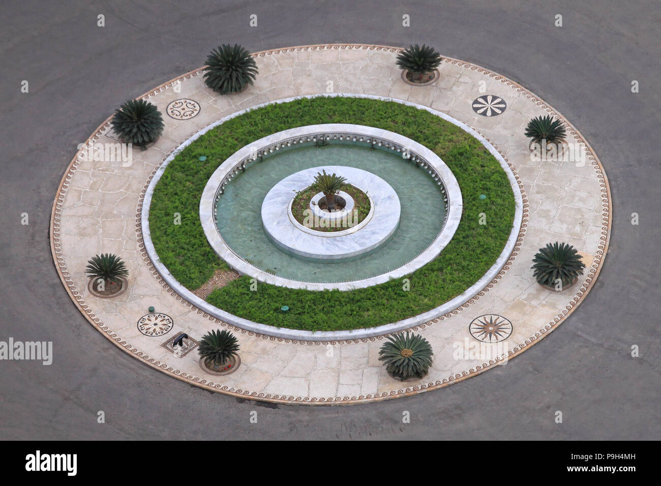 Roundabout With Fountain Stock Photos & Roundabout With Fountain Stock ...