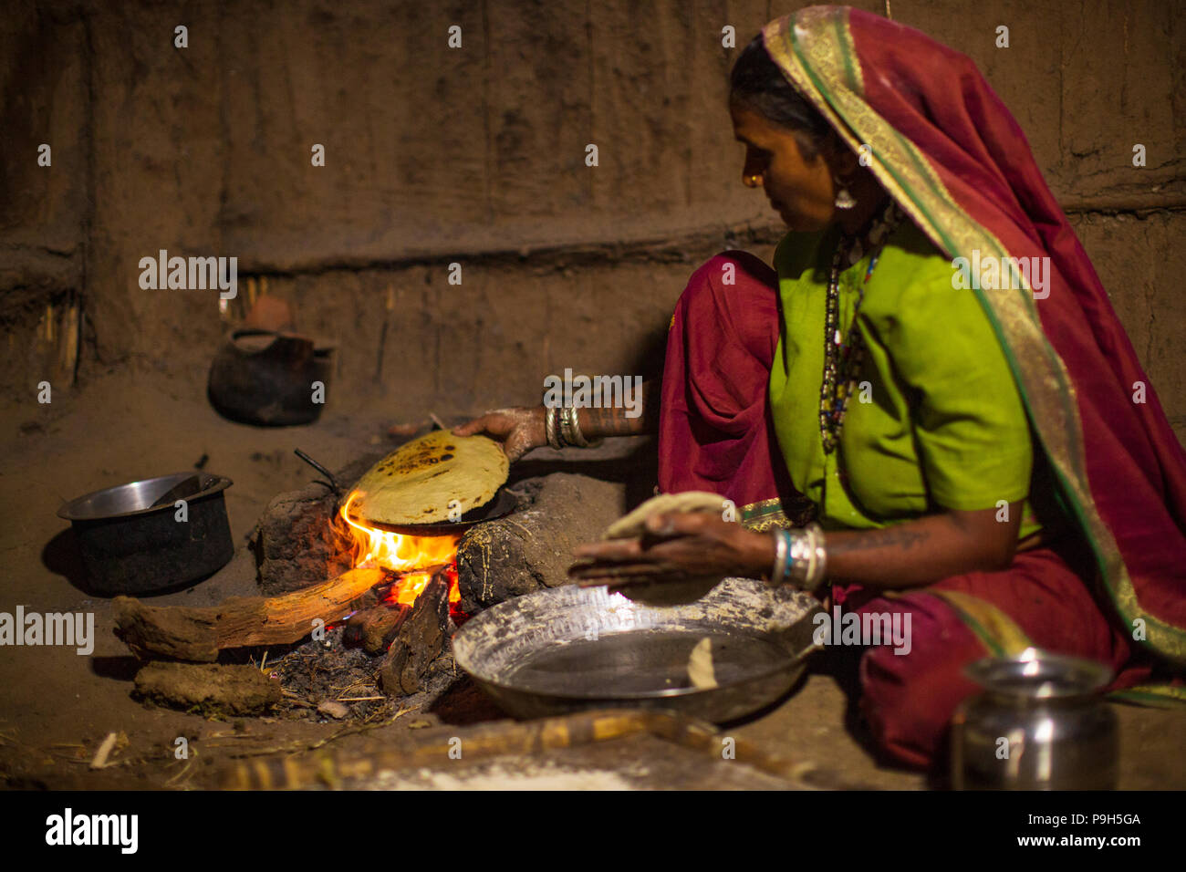 Woman making chapattis india hi-res stock photography and images - Alamy