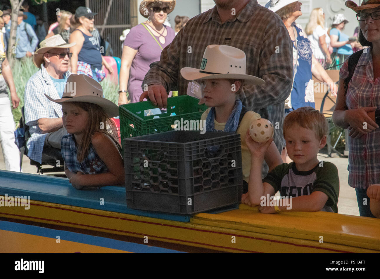Children playing carnival games hi-res stock photography and images - Alamy