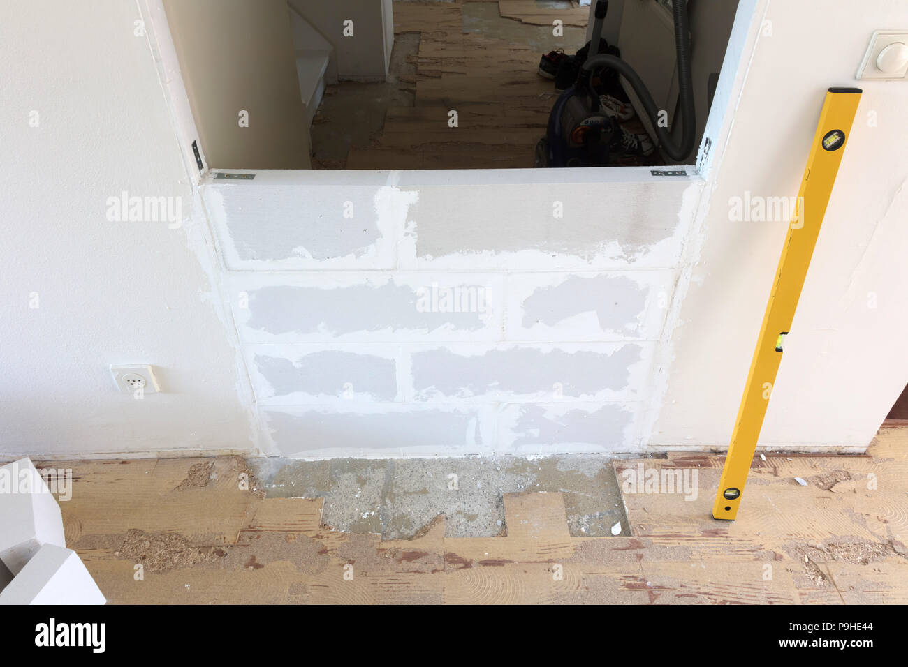 Building a small wall with lightweight concrete blocks - Do it yourself ...