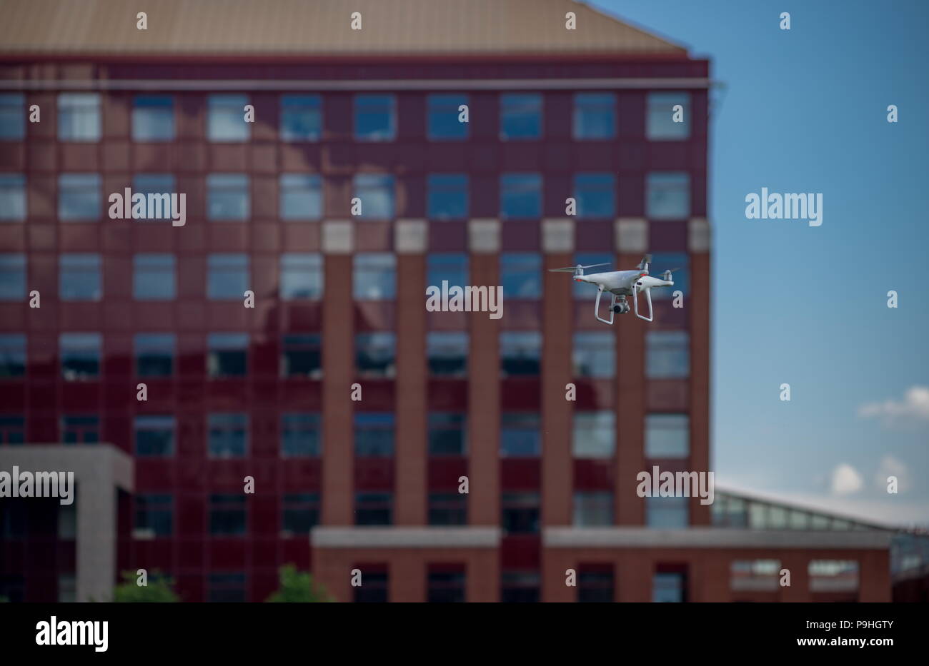 Helicopter in flight above building hi-res stock photography and images ...