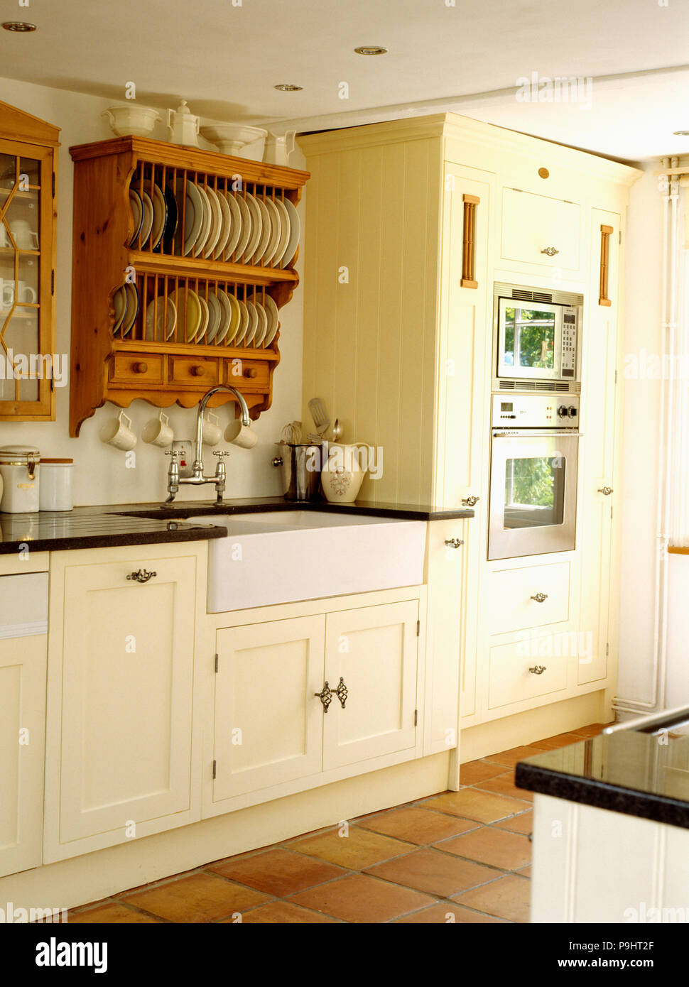 Traditional fitted kitchen Stock Photo - Alamy