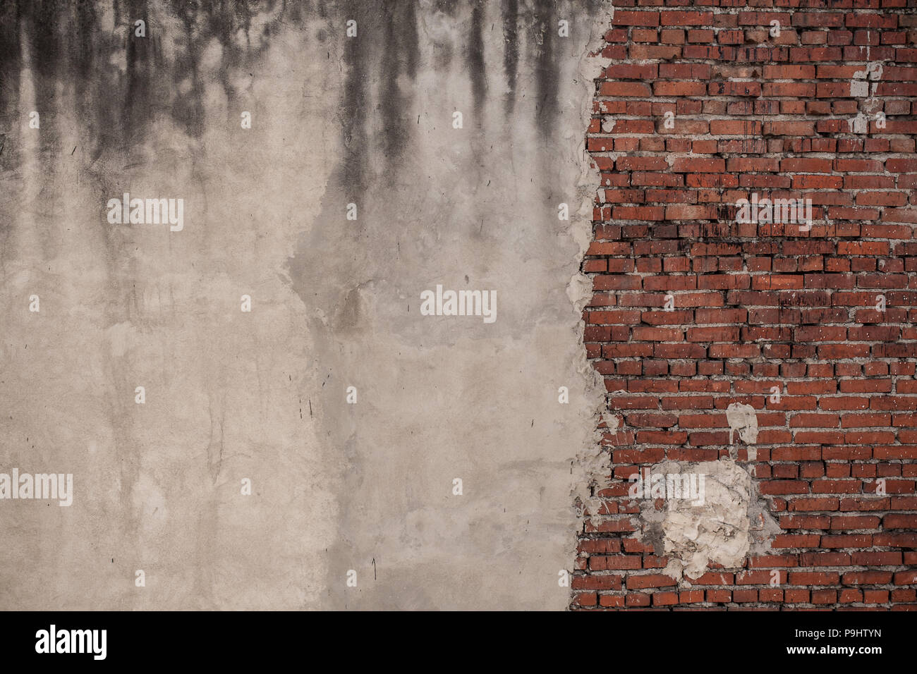 Half brick half concrete wall hi-res stock photography and images - Alamy