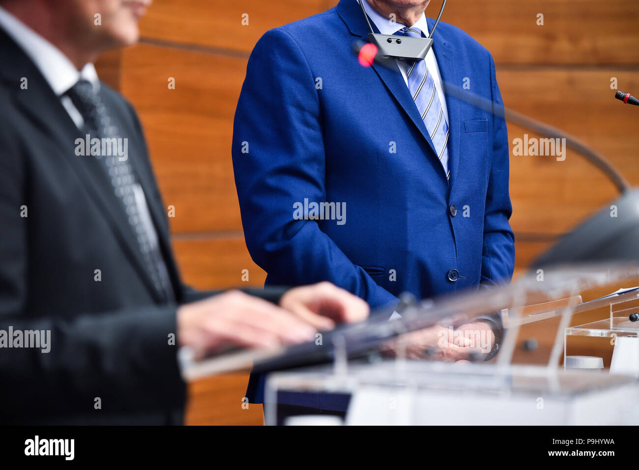 Media interview politician businessman press hi-res stock photography ...